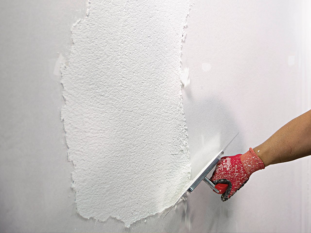 Wände mit Scheibenputz verputzen - So geht's | Weber Heimwerker