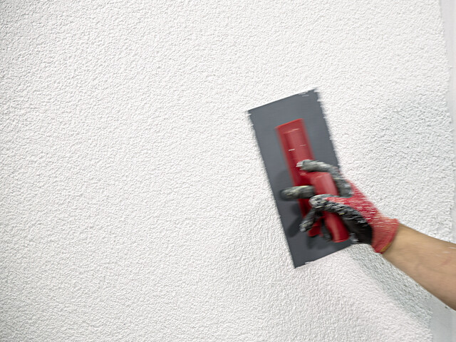 Wände mit Scheibenputz verputzen - So geht's | Weber Heimwerker